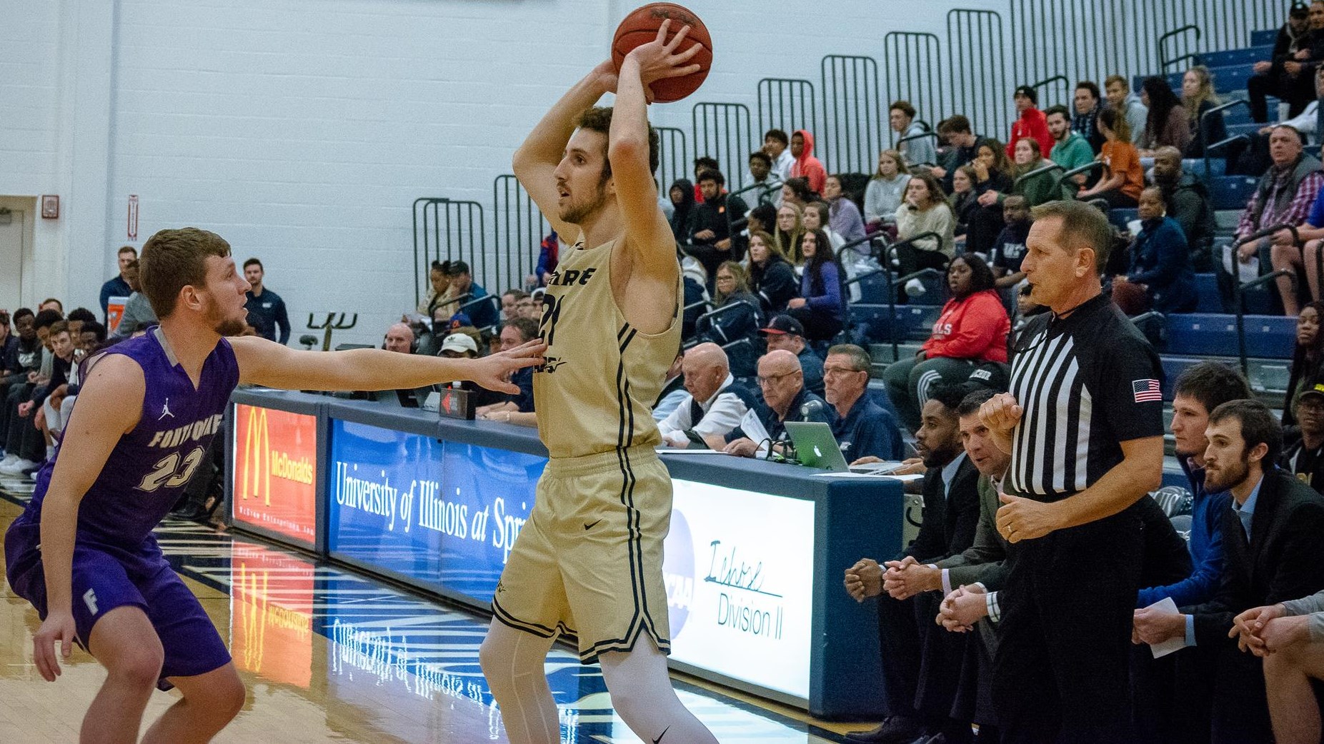 Jesus Castillo - Men's Basketball - UIS Athletics