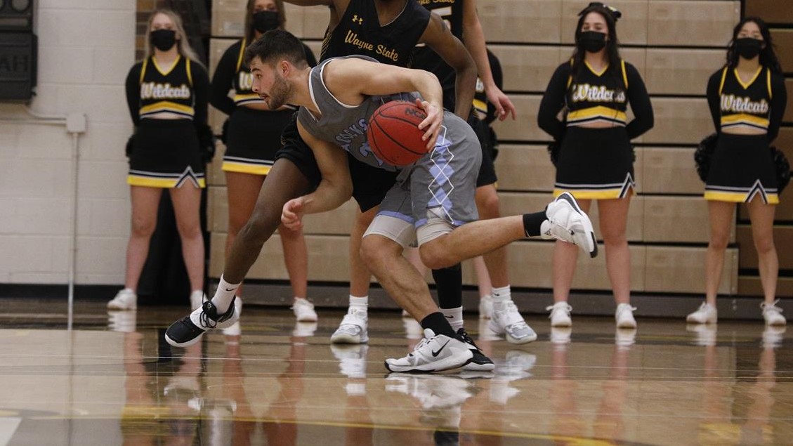 Peacocks Escape Wayne with a Win - Upper Iowa University Athletics