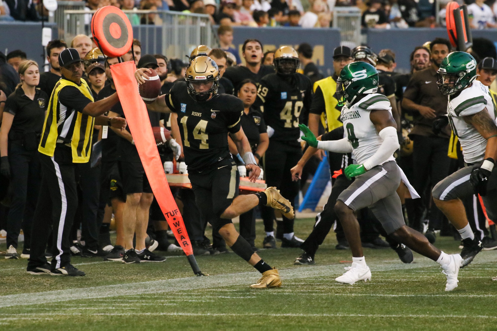 FTB: No. 3 Huskies outscore No. 10 Bisons 23-2 in second half, win 30 ...