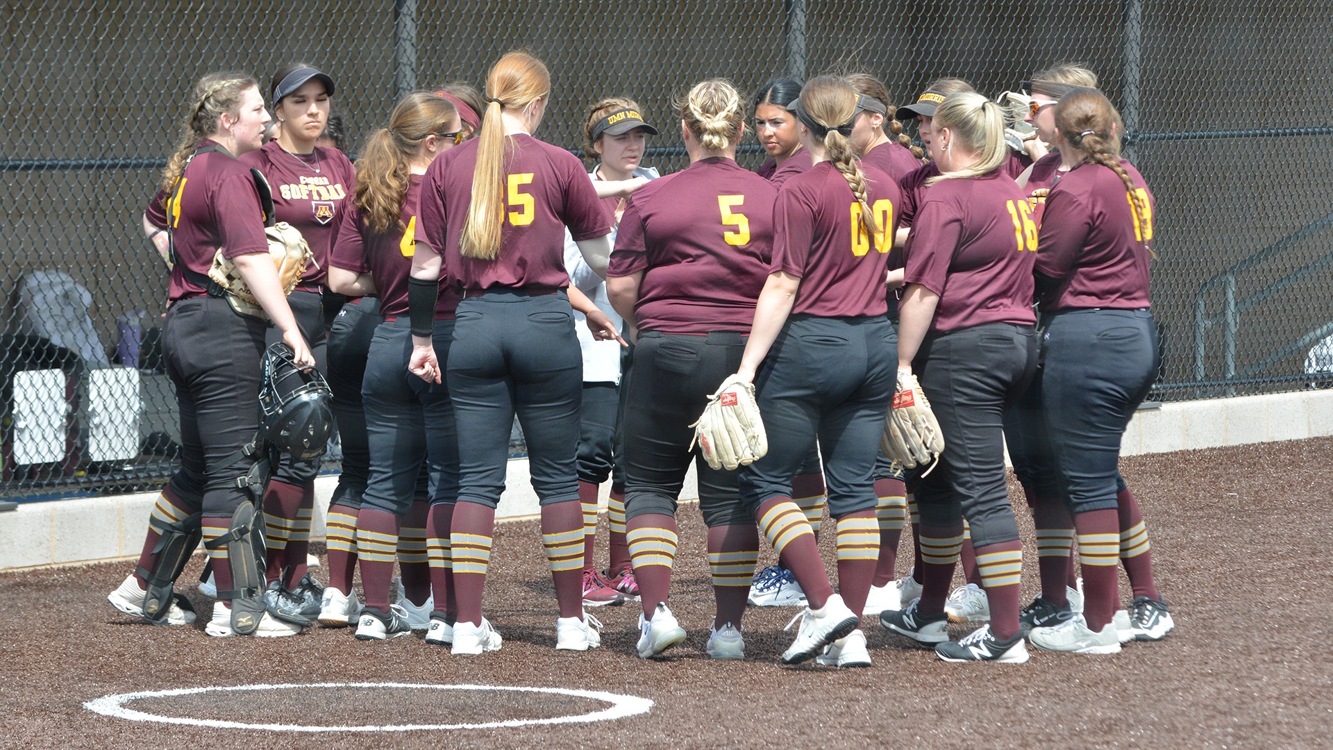 Softball Ends Season with UMAC Tourney Loss to Northwestern ...