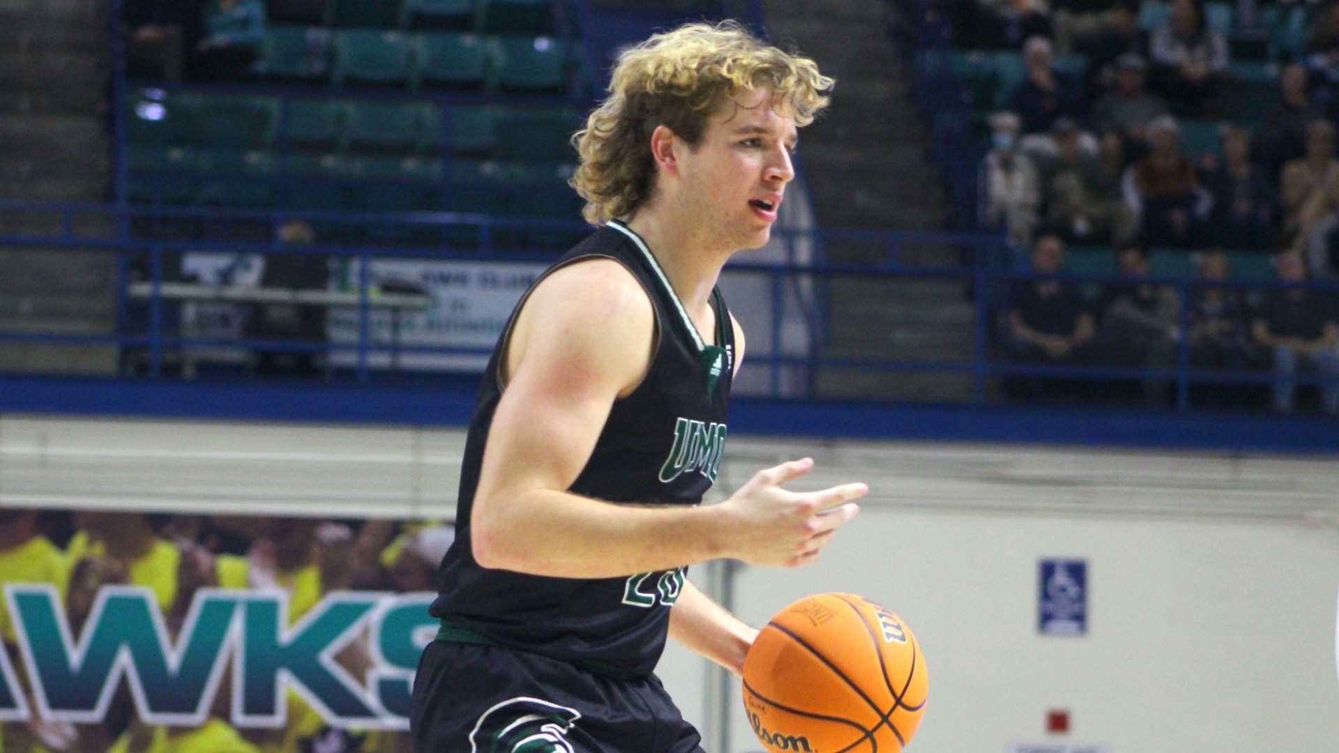Mount Olive falls in exhibition at UNCW, 94-47 - University of Mount Olive