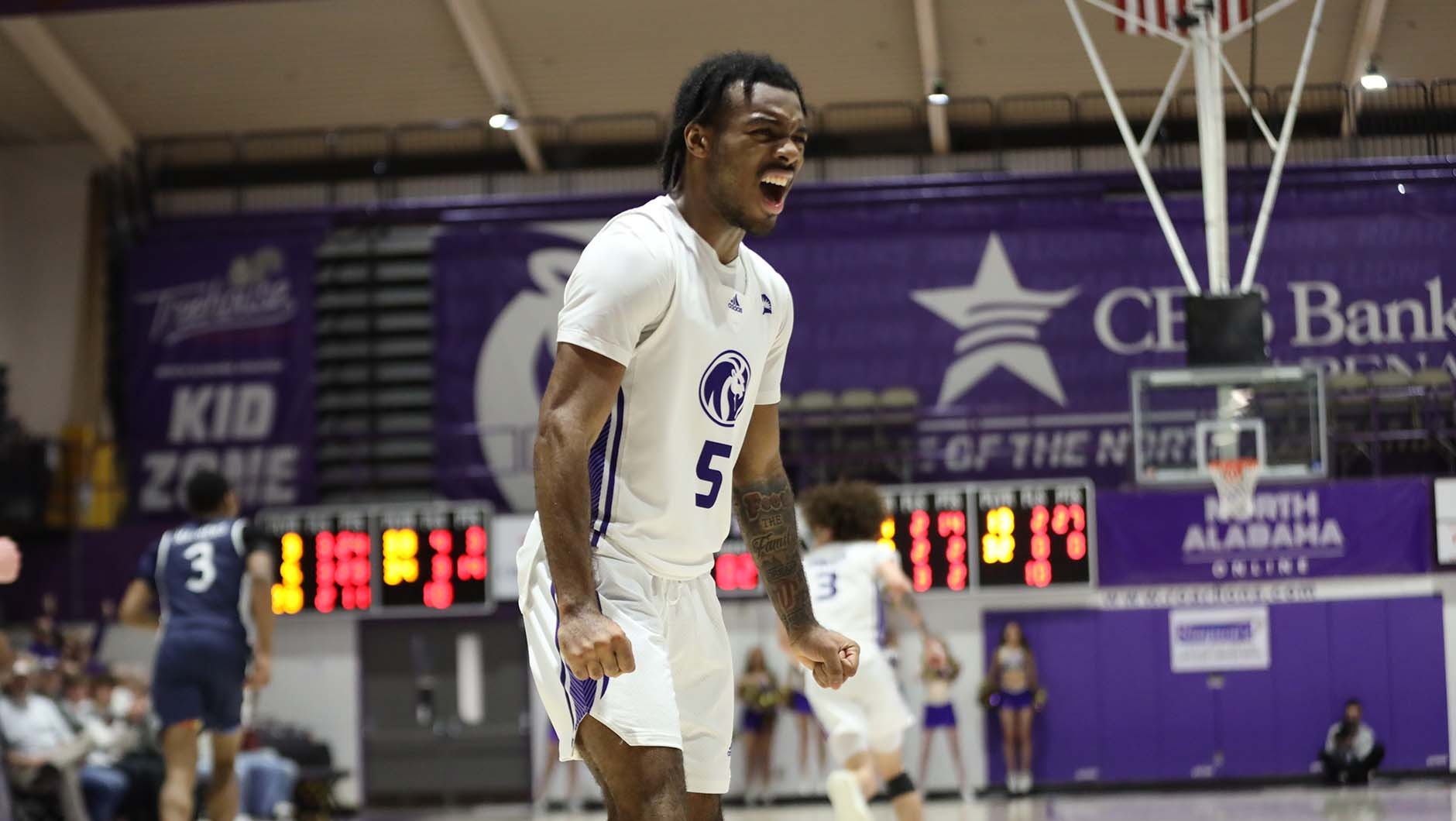 Men’s Basketball ousts Queens in high-scoring affair, 90-84 - University of North Alabama Athletics