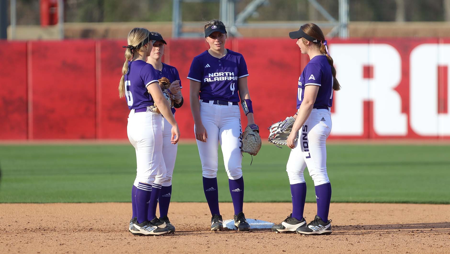 Softball falls to No. 10 Alabama - University of North Alabama Athletics