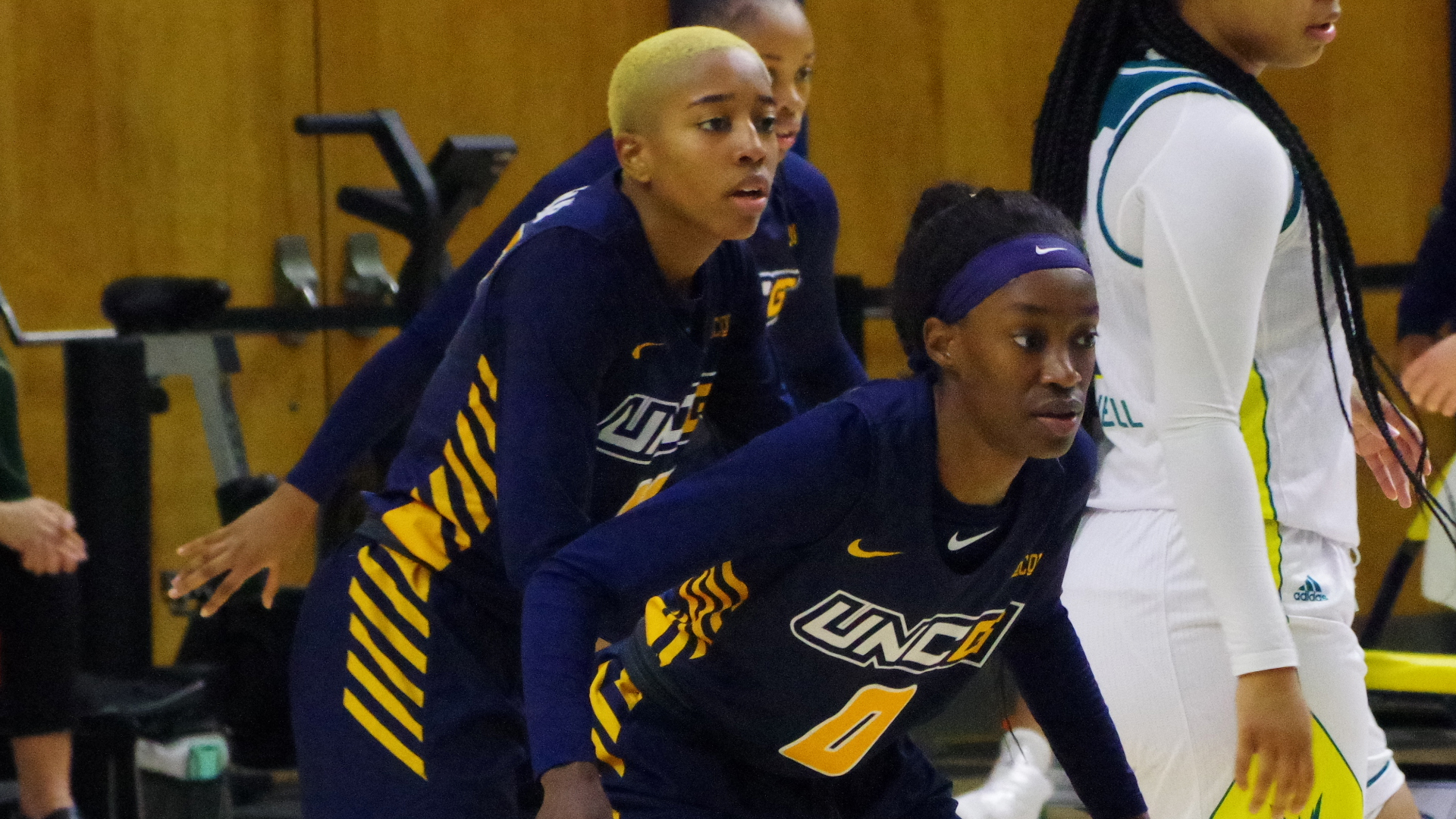 Spartans Edged By Seahawks - UNC Greensboro