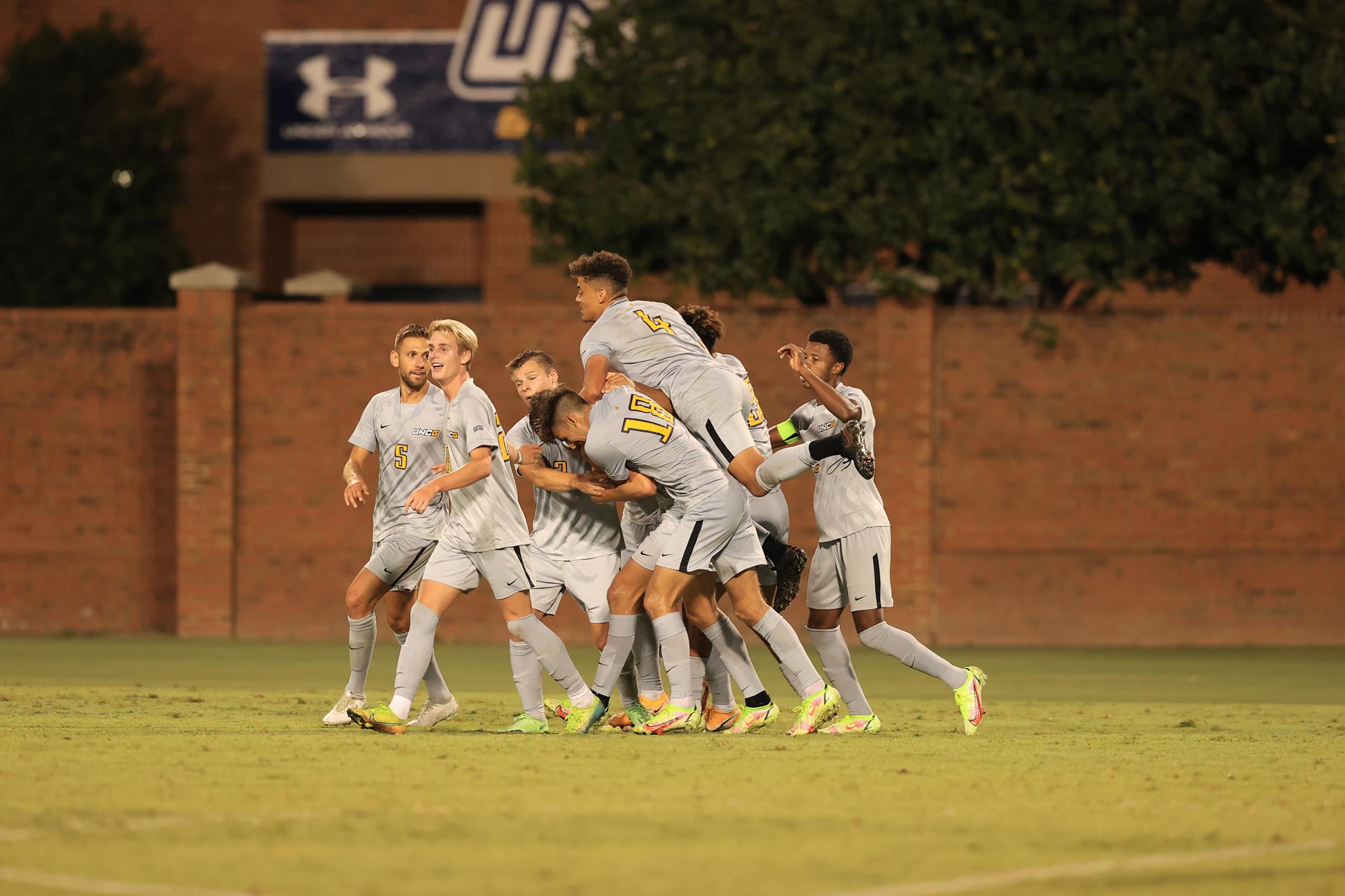 Late Goal Lifts UNCG Past Stetson, 3-2 - UNC Greensboro