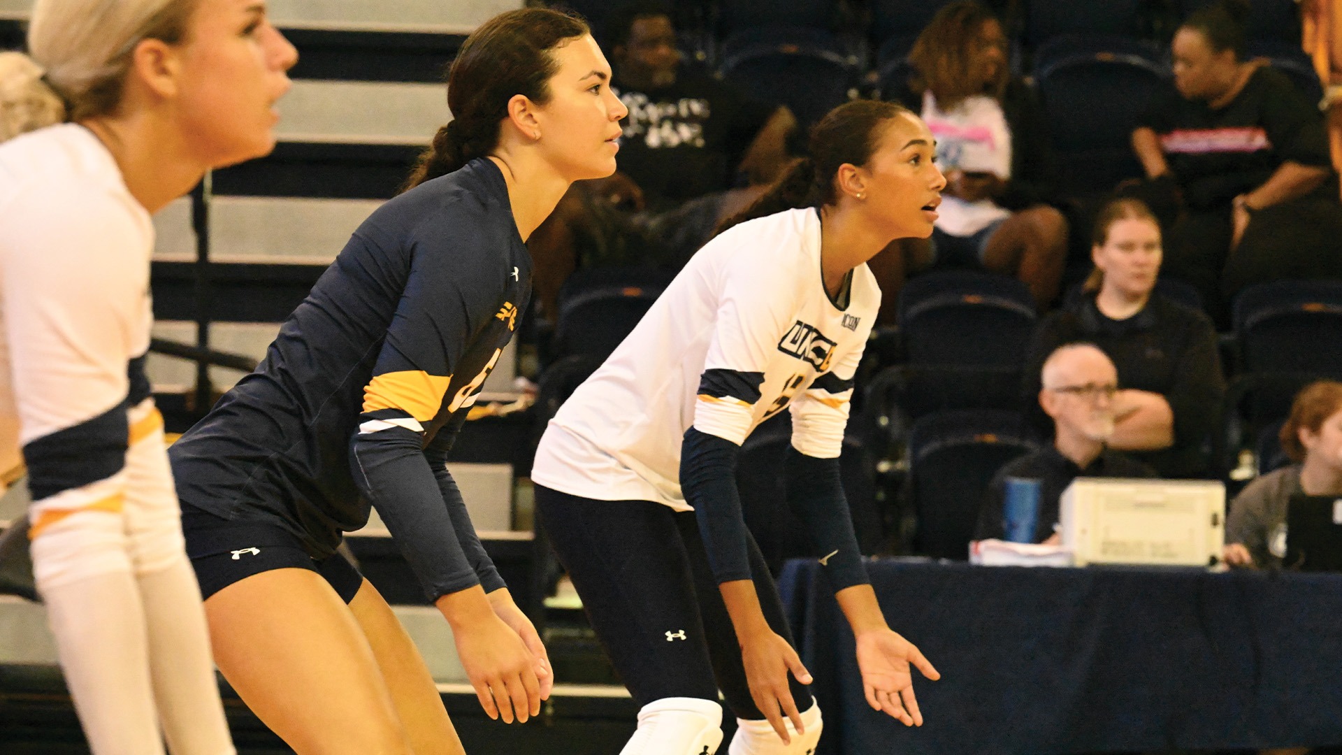 Akron Outlasts Volleyball, 3-0 - UNC Greensboro