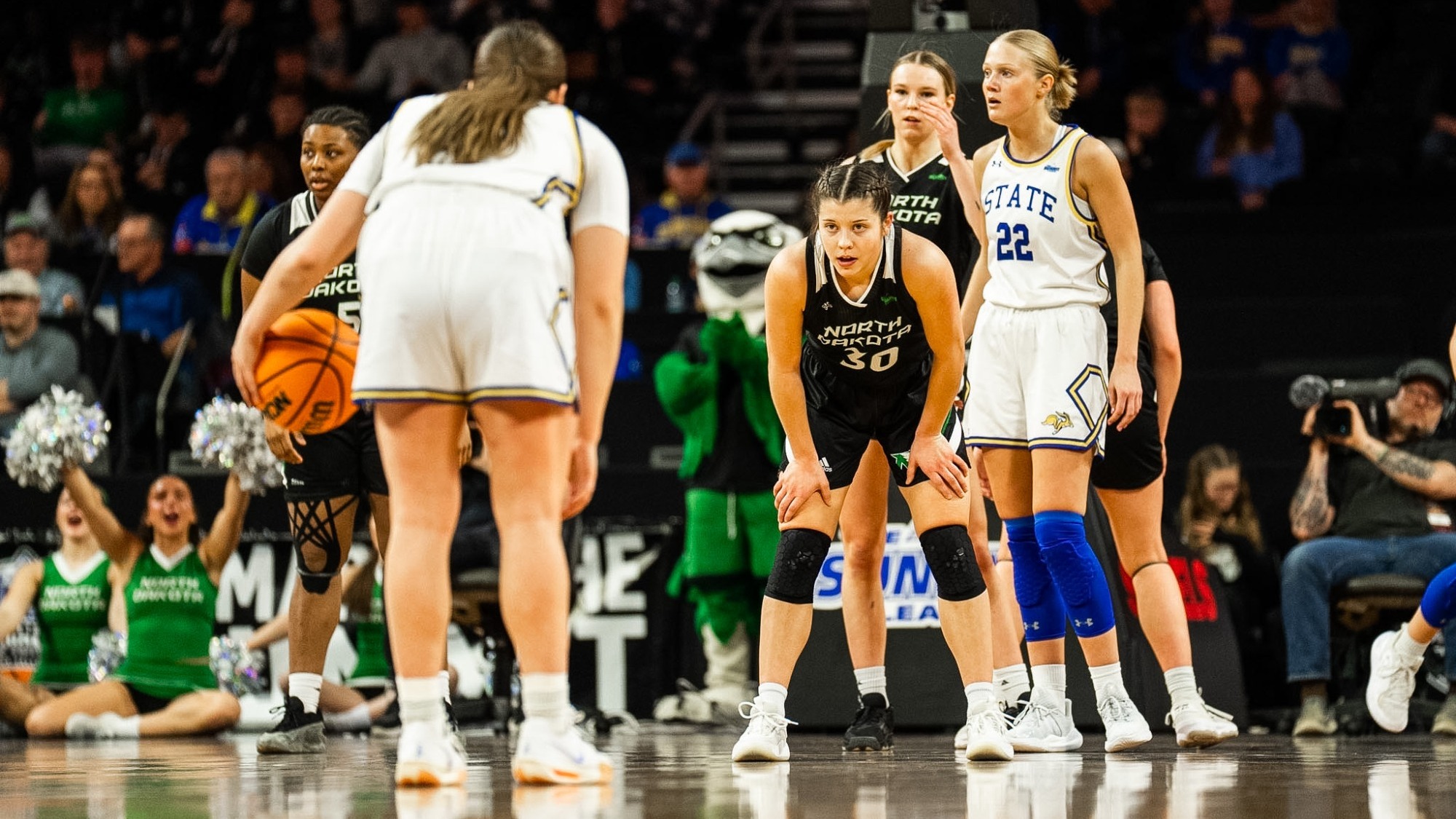 Hutter signs six newcomers to 2025-26 UND women's basketball roster ...