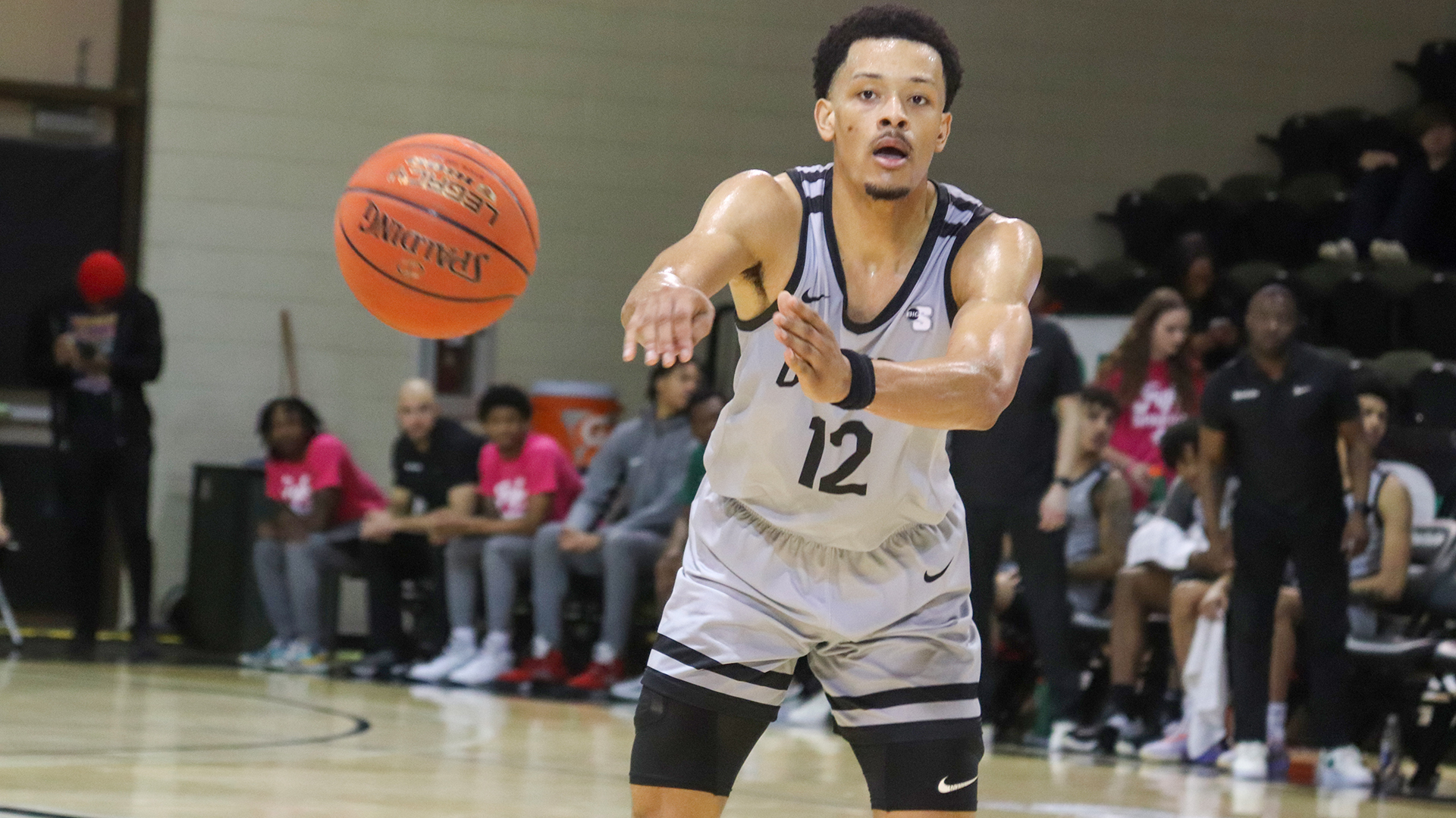 Men's Basketball Remains Resiliant as Trae Broadnax's Free Throws With ...