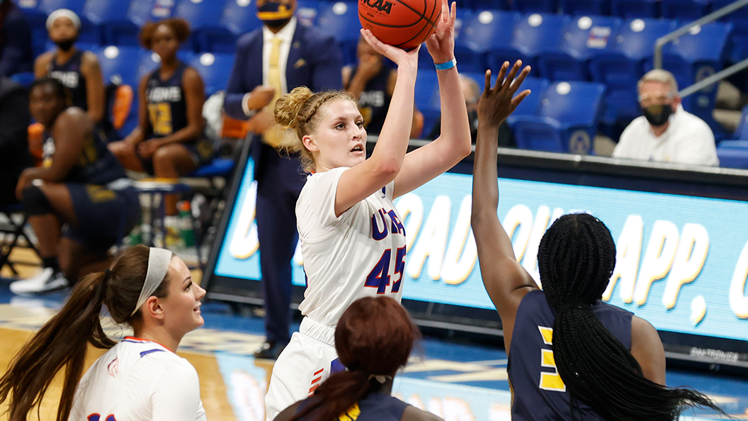 Emma Halverson - Women's Basketball - University of Texas Arlington ...