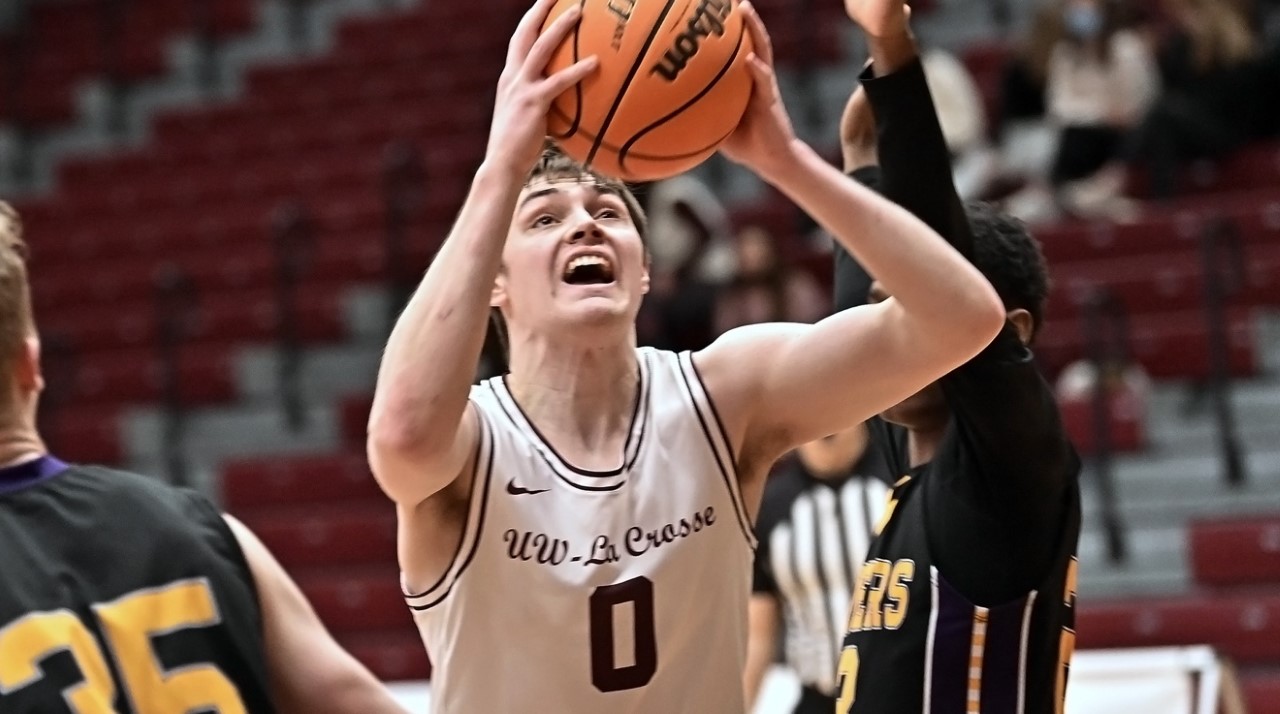 UWL Completes Season Sweep of UW-Stevens Point; Win Streak at Eight ...