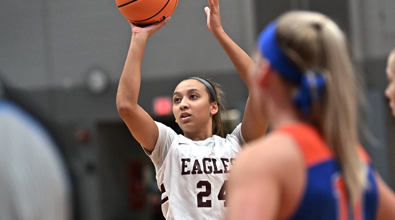 UWL Defeats UW-Platteville; Advances to WIAC Tournament Second Round ...