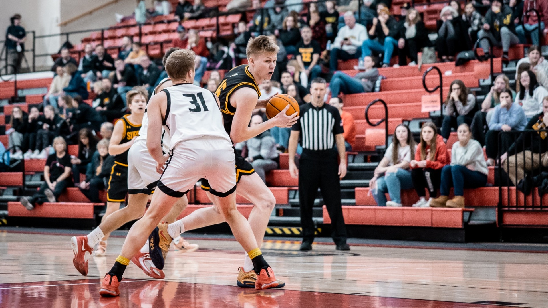 Yellowjackets Fall Short to Vikings - University of Wisconsin-Superior ...