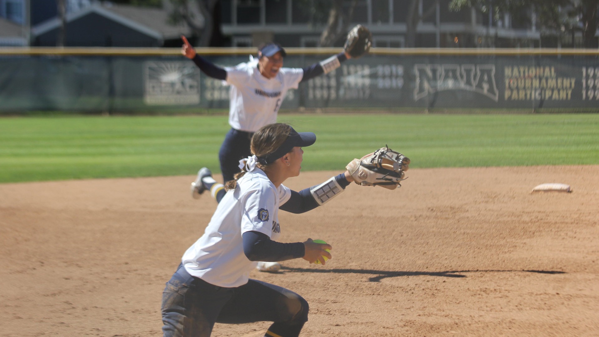 Softball Goes 1-1 Against Menlo - Vanguard University
