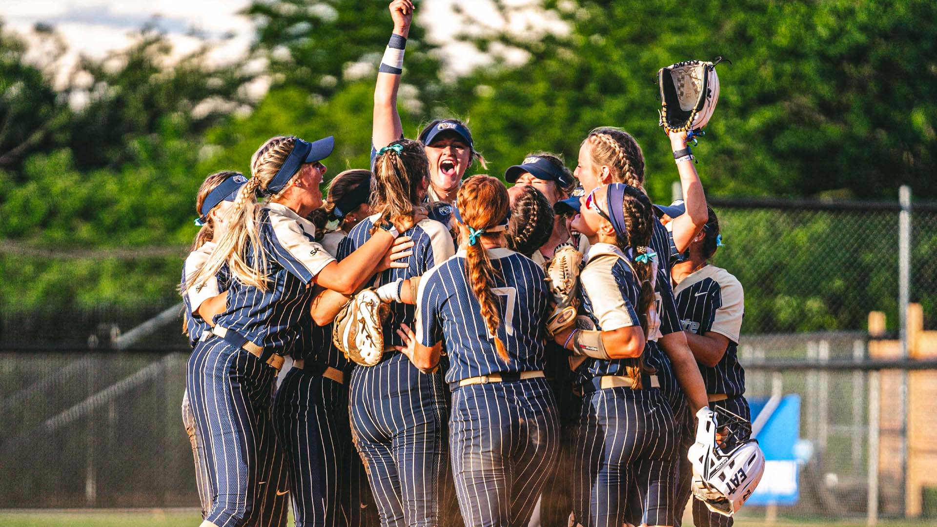 ‘Dogs knock out Eagles and Bears to advance to final day of regionals ...