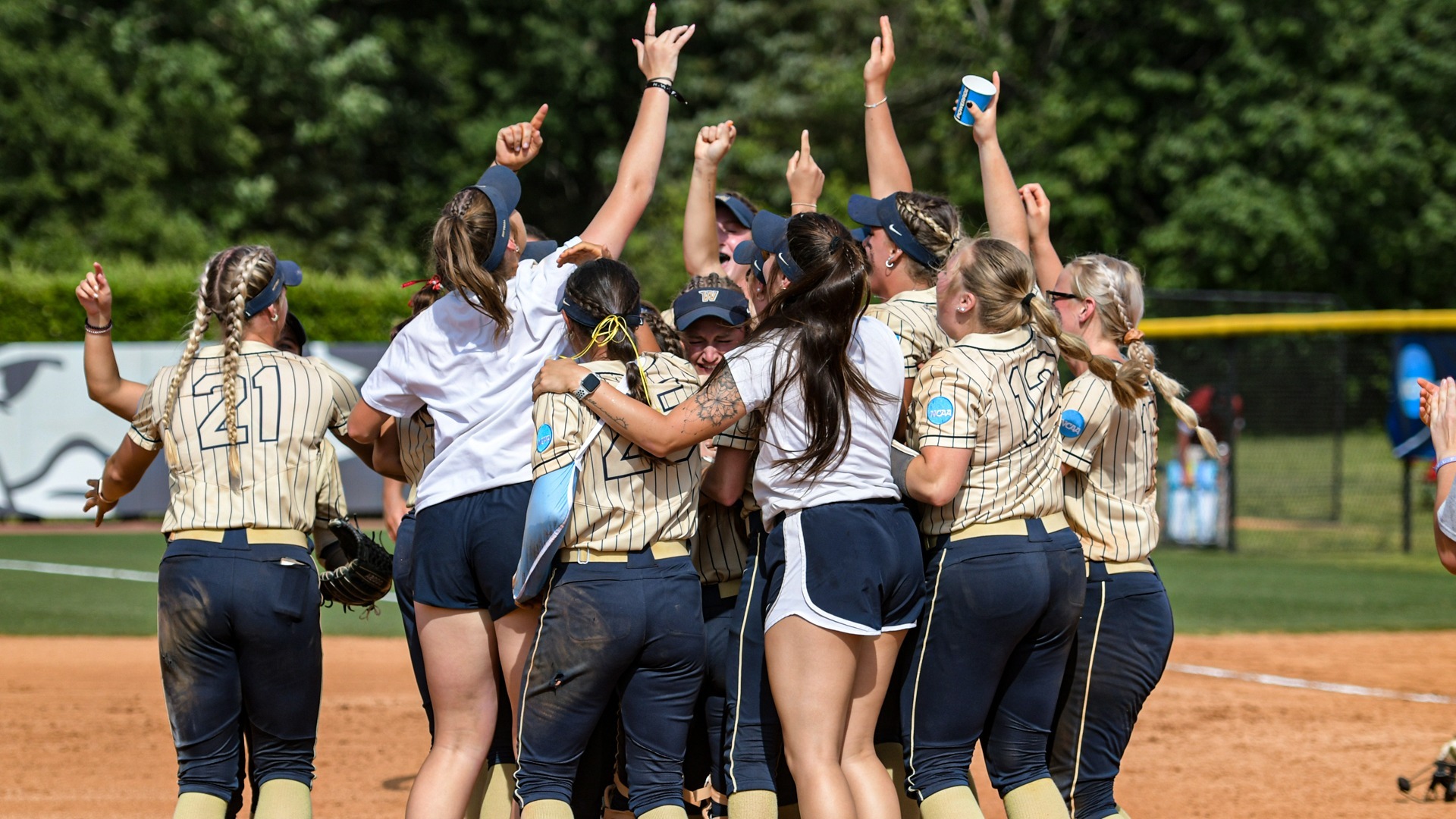 ’Dogs down Bears twice to advance to first NCAA Super Regional in ...