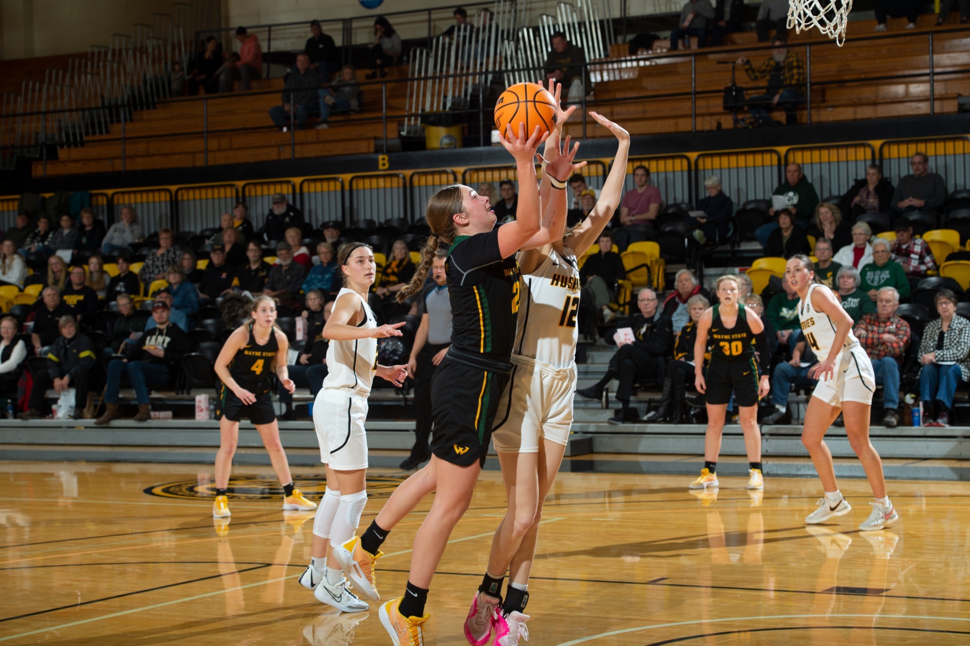 Women's Basketball Leads Wire-To-Wire In 61-42 Triumph At Michigan Tech ...