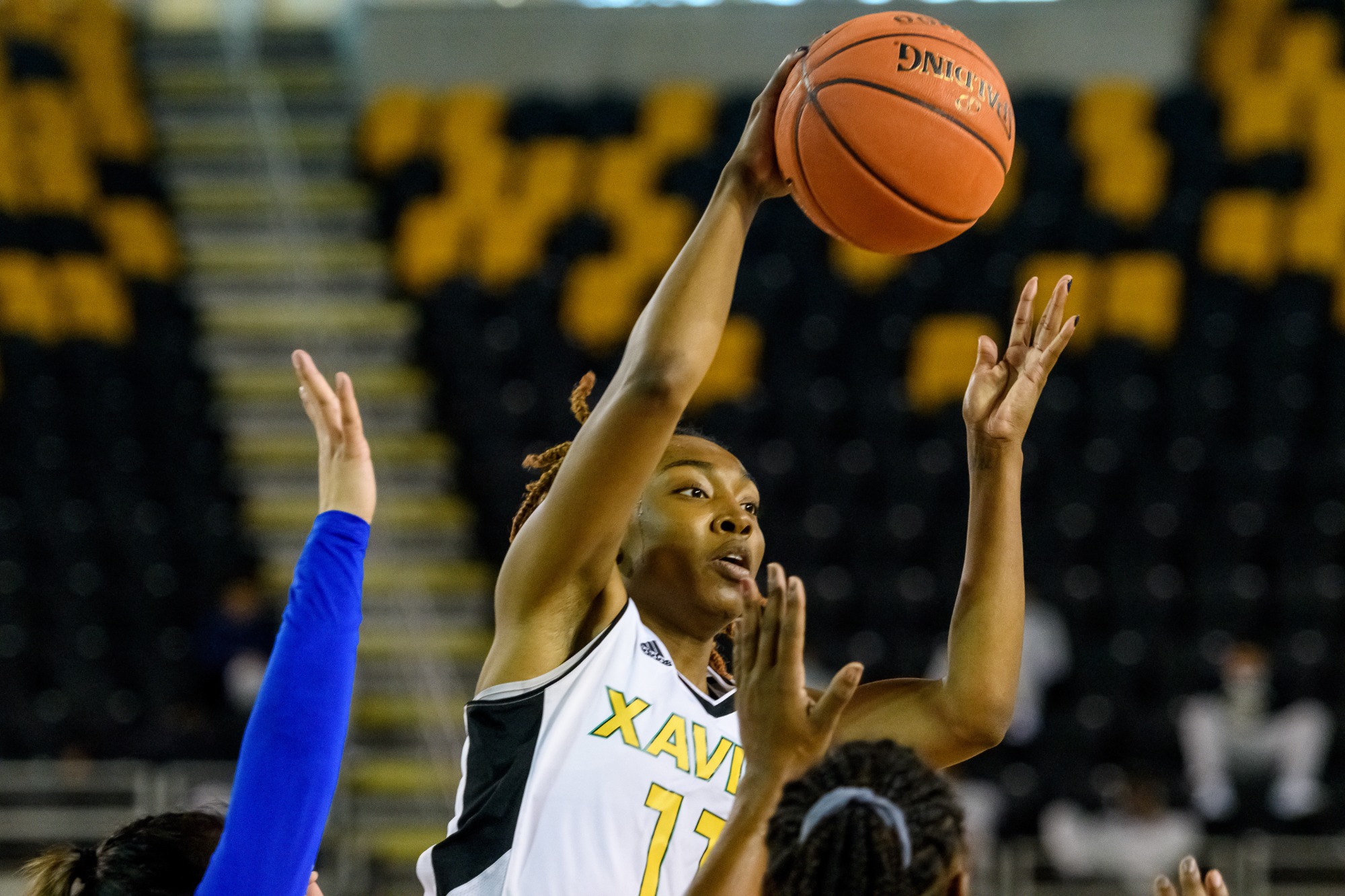 Irons stole the ball! Gold Nuggets hang on for 51-50 victory in opener ...