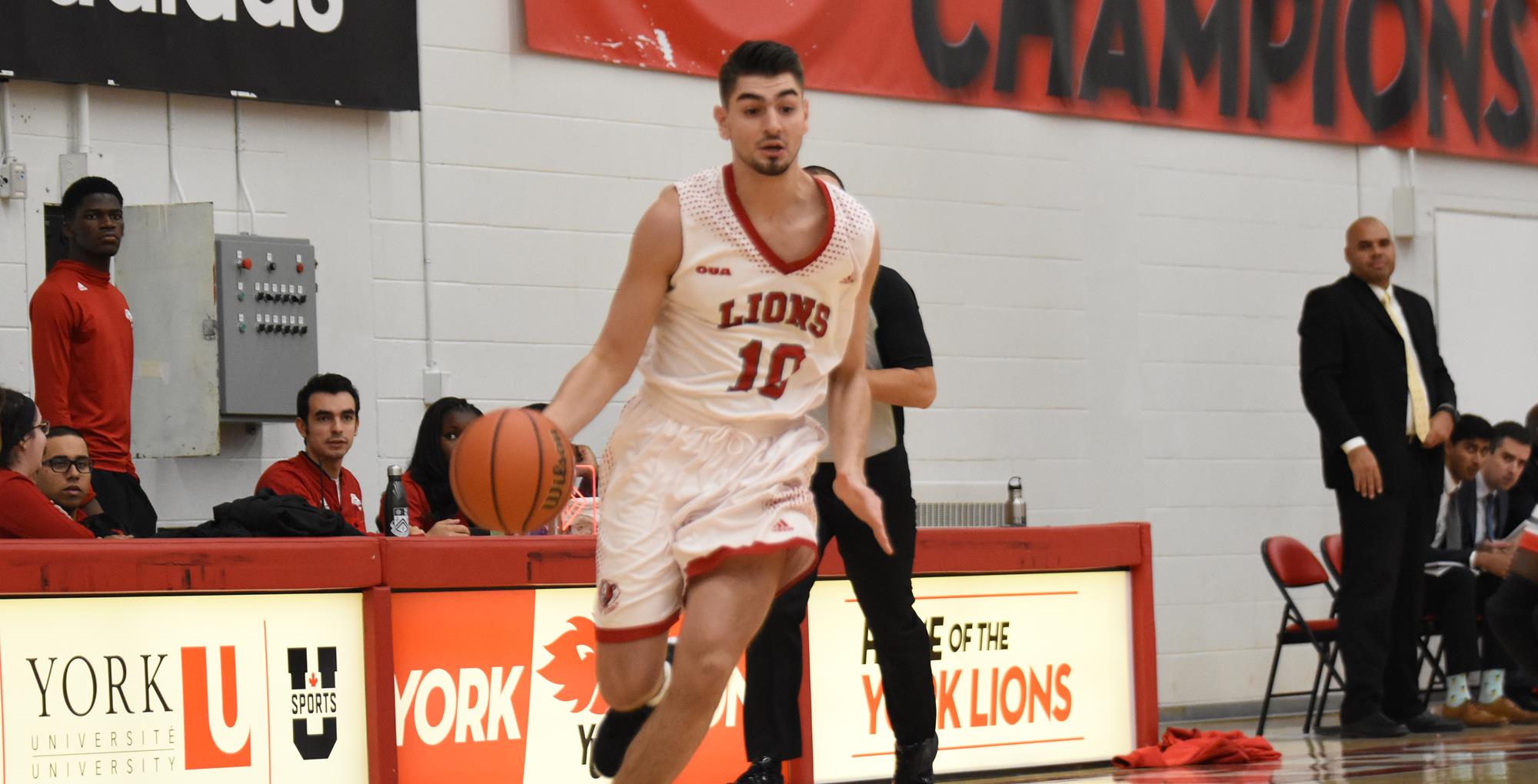 LIONS LOSE TWO-POINT GAME TO VOYAGEURS - York University Athletics